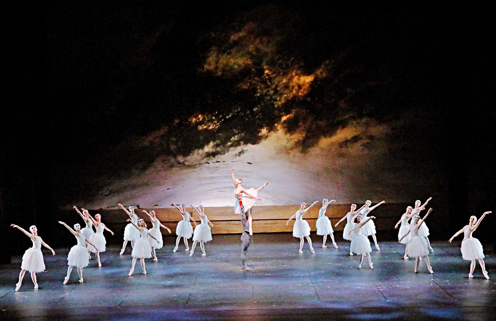 Bayerisches Staatsballett - Schwanensee - Ray Barra - Corona-Version ...